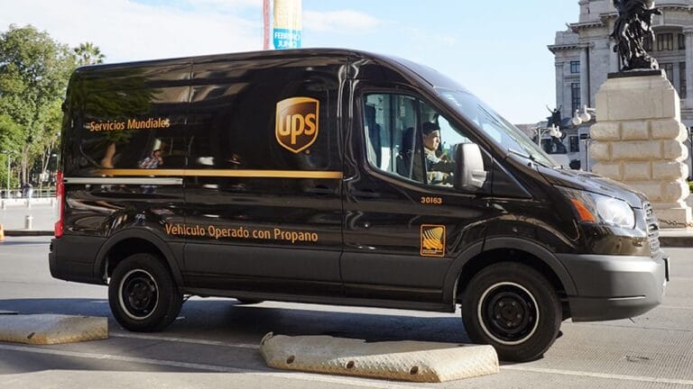 Cómo UPS pudo registrar el Color Marrón Pullman